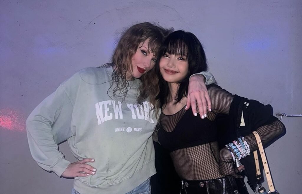 Lisa BLACKPINK Foto Bareng Taylor Swift di Konser 'Era Tour' Singapore 2024
